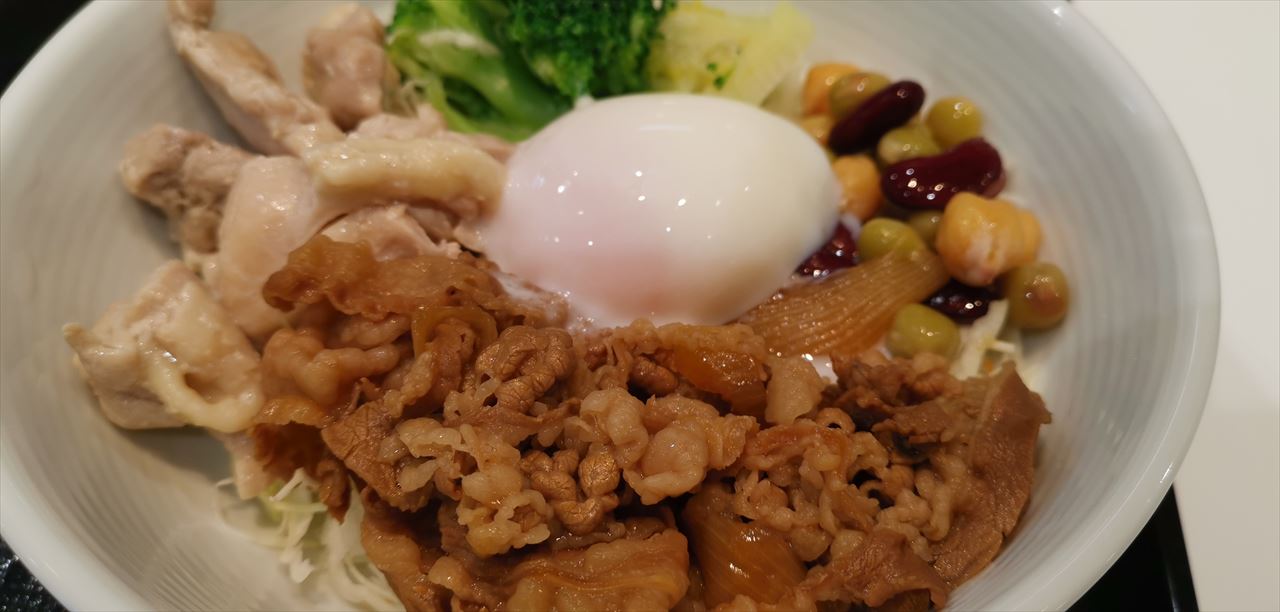 吉野家で高たんぱく質（30グラム）低カロリー（430kcal）を！RIZAP監修の牛サラダを食べてきた